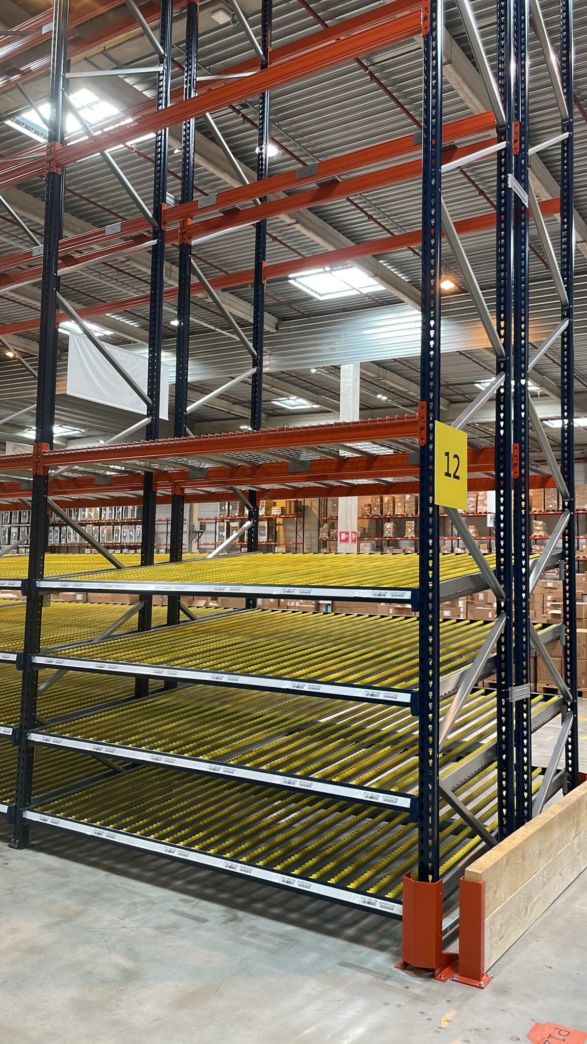 Qu’est-ce qu’un rack dynamique ? | Rayonnage Solutions
